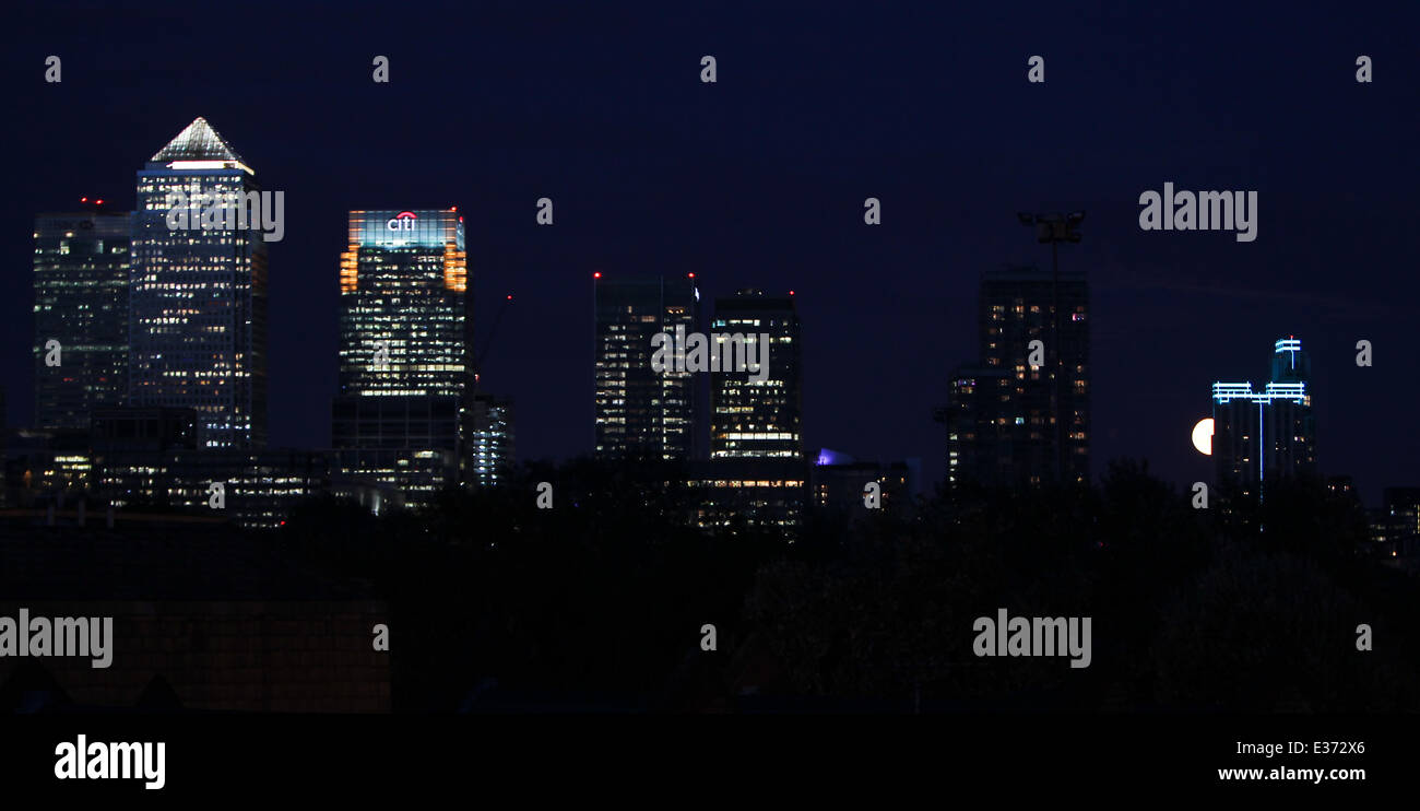 The moon rises behind the Pan Peninsula building in Canary Wharf ...