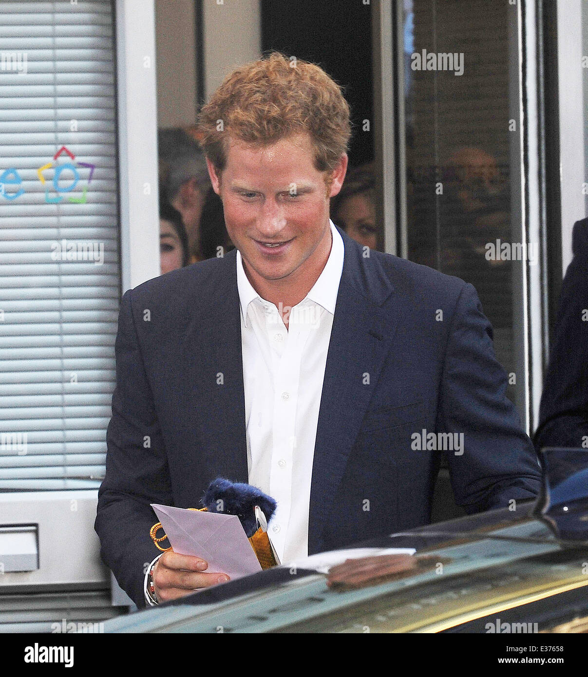Prince Harry leaves Getty Images Gallery in London and was given a ...