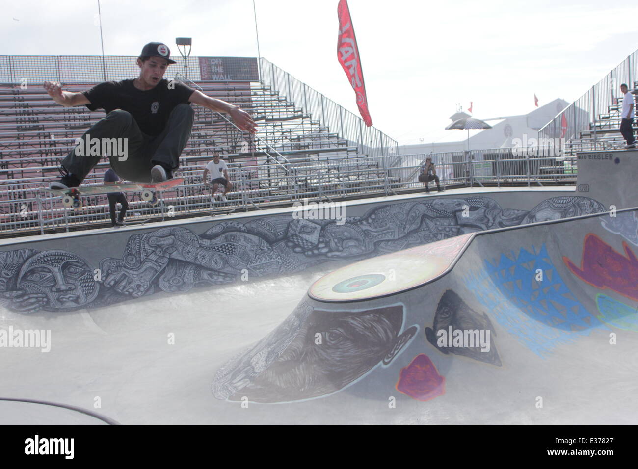 U.S. Open of Surfing 2013: signing and skate practice for the Van Doren ...