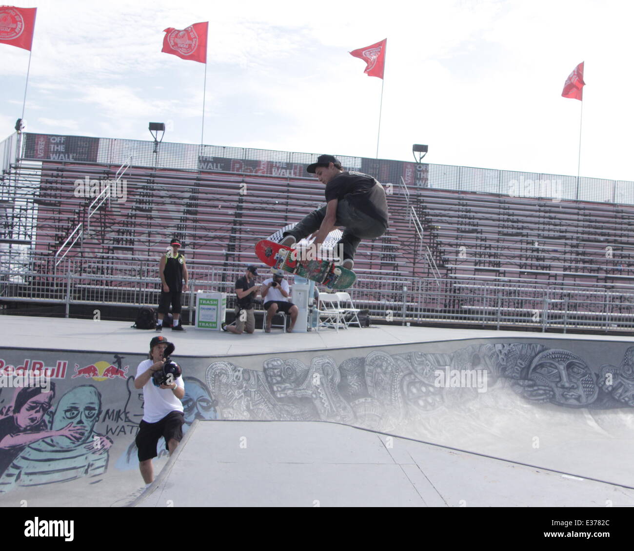 U.S. Open of Surfing 2013: signing and skate practice for the Van Doren ...