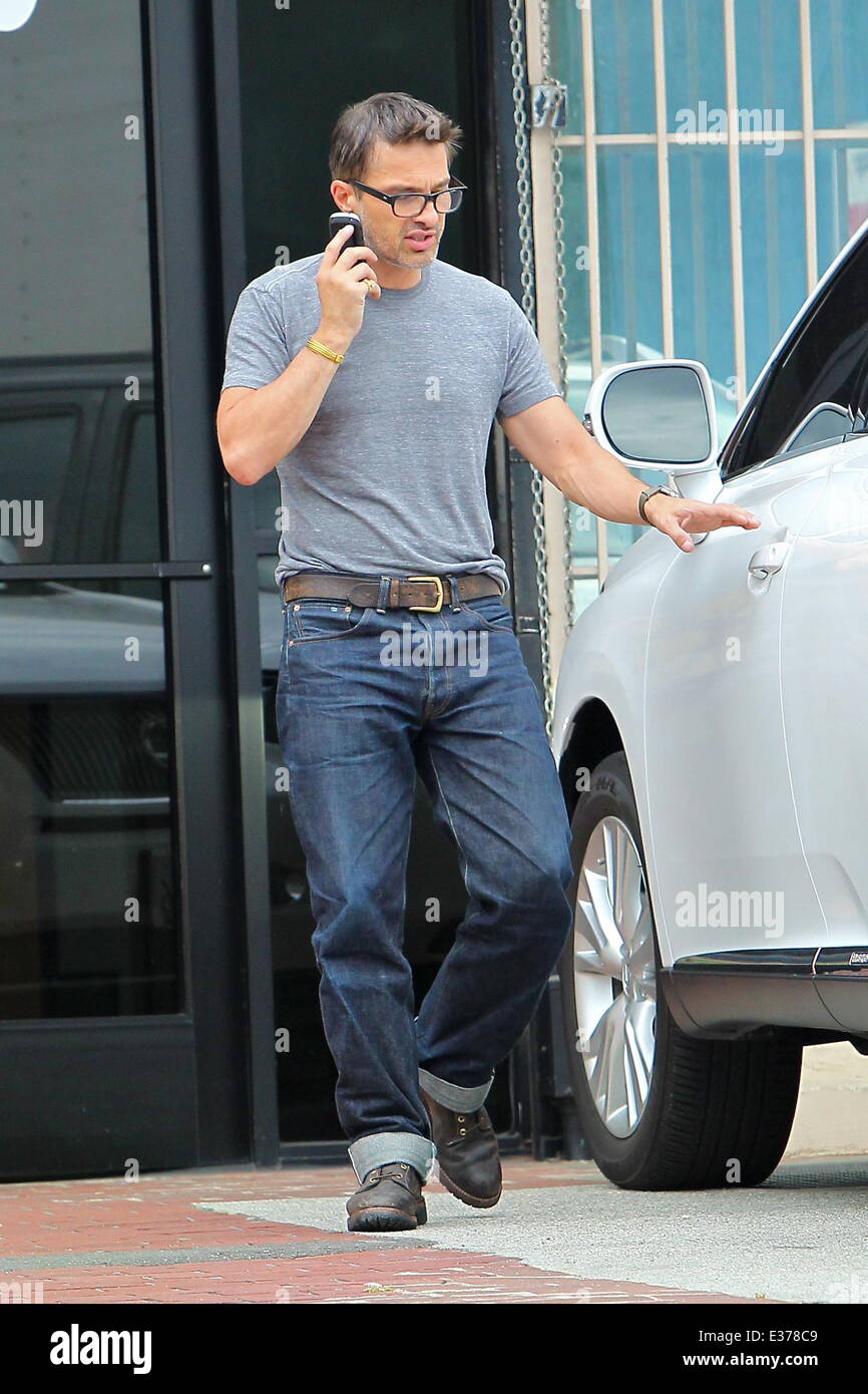 Olivier Martinez seen on his cell phone as he returns to his car ...