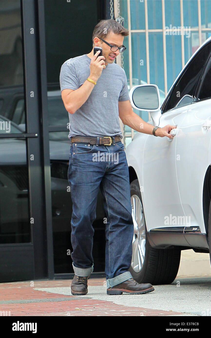 Olivier Martinez seen on his cell phone as he returns to his car ...