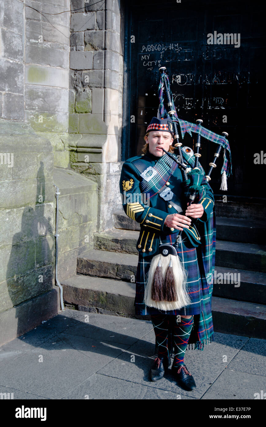 Scottish Bagpiper in Edinburgh Stock Photo - Alamy