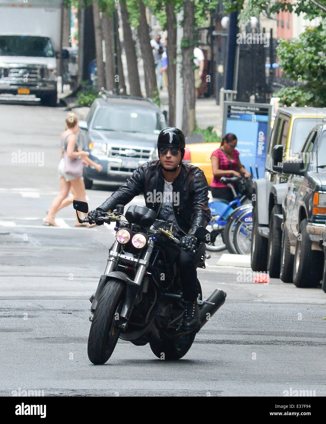 Justin Theroux takes his motorcycle for a spin in Manhattan Featuring ...