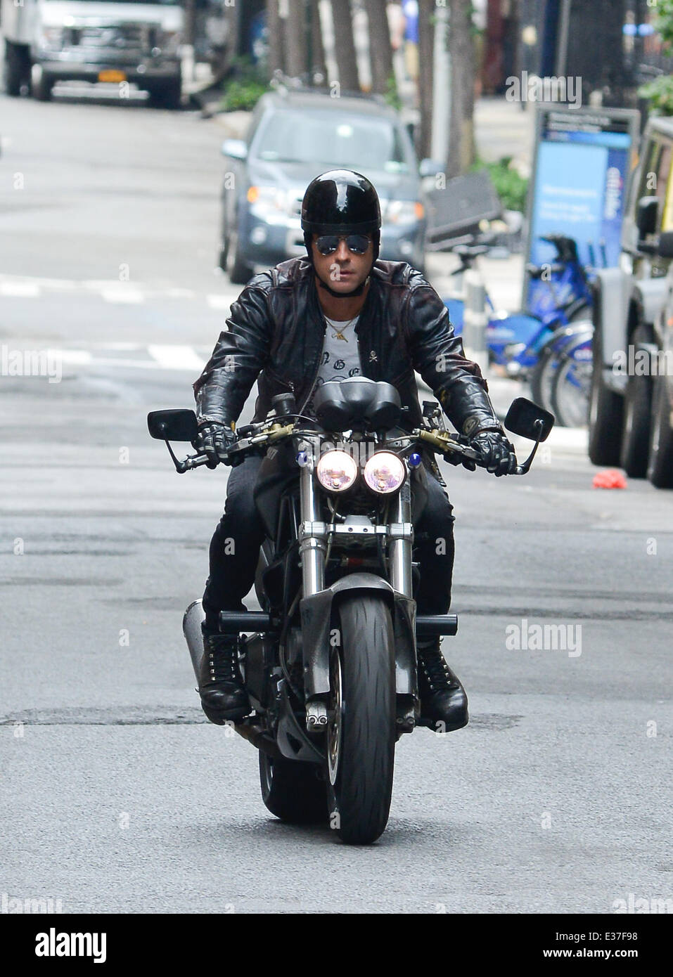 Justin Theroux takes his motorcycle for a spin in Manhattan Featuring ...