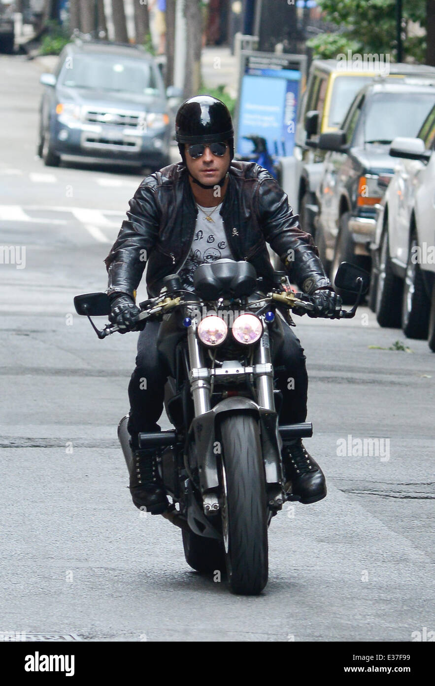 Justin Theroux takes his motorcycle for a spin in Manhattan Featuring ...