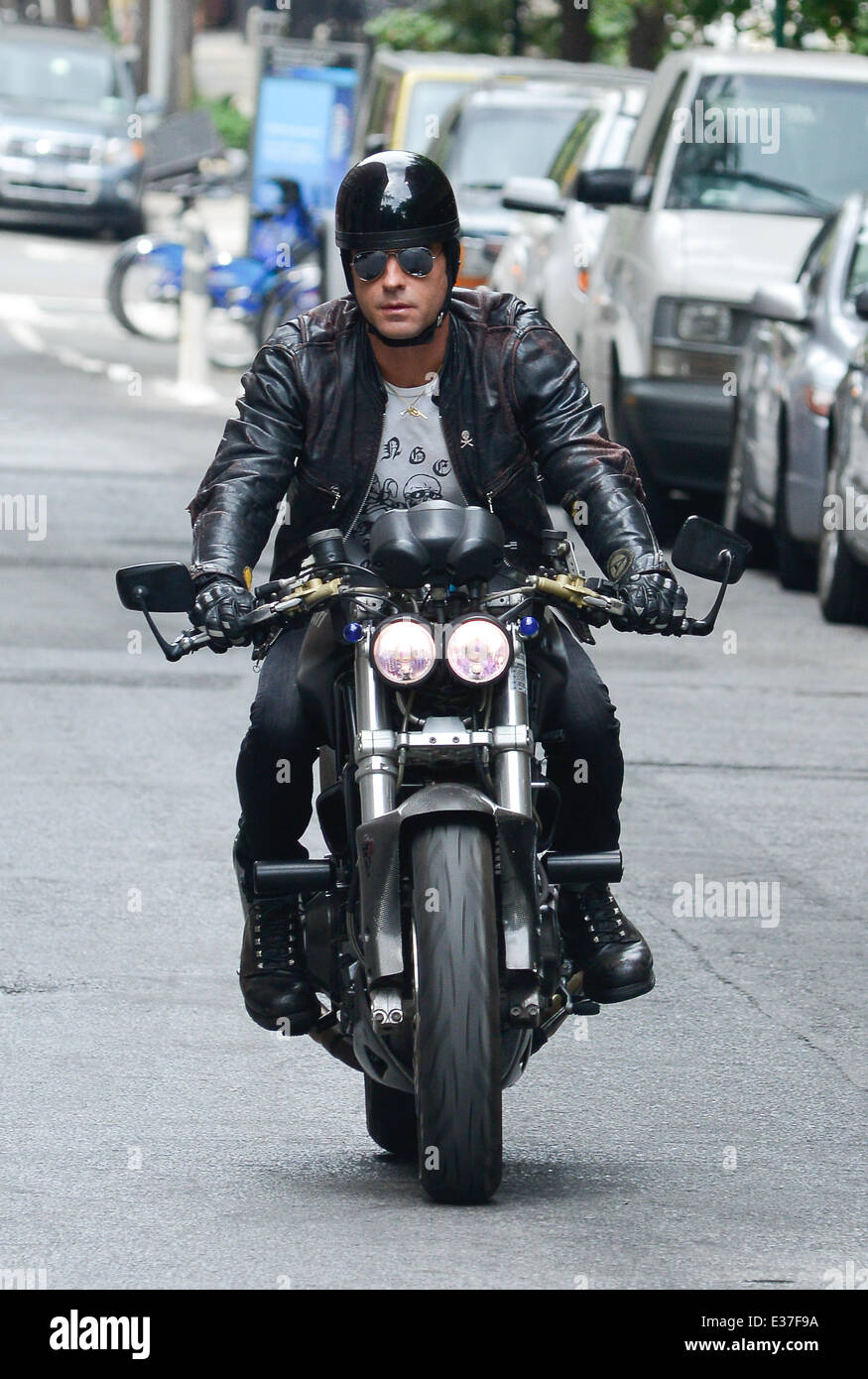 Justin Theroux takes his motorcycle for a spin in Manhattan Featuring ...