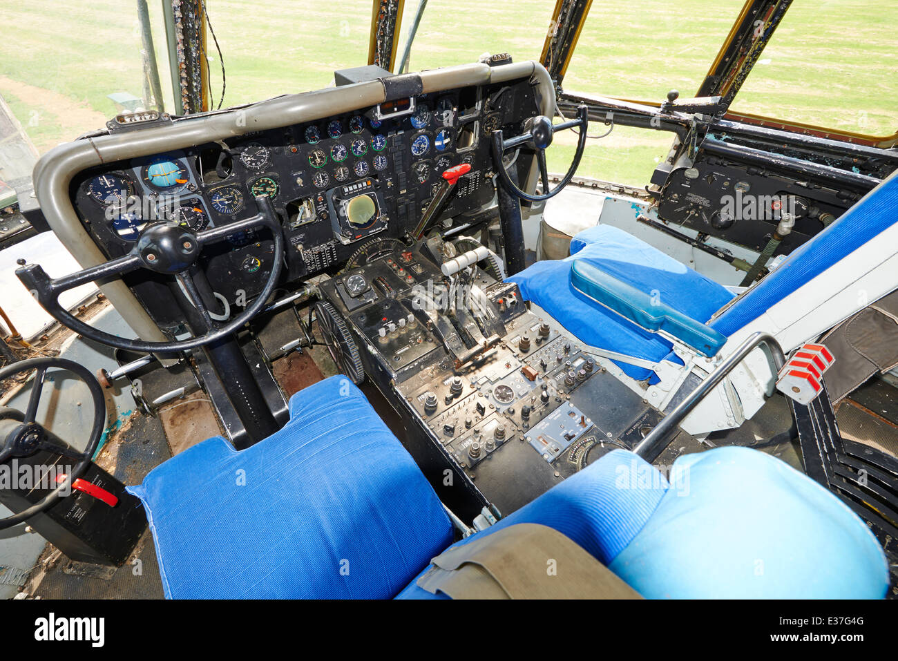 Cockpit of the Aero Spacelines Super Guppy Turbine Cargo Plane ...