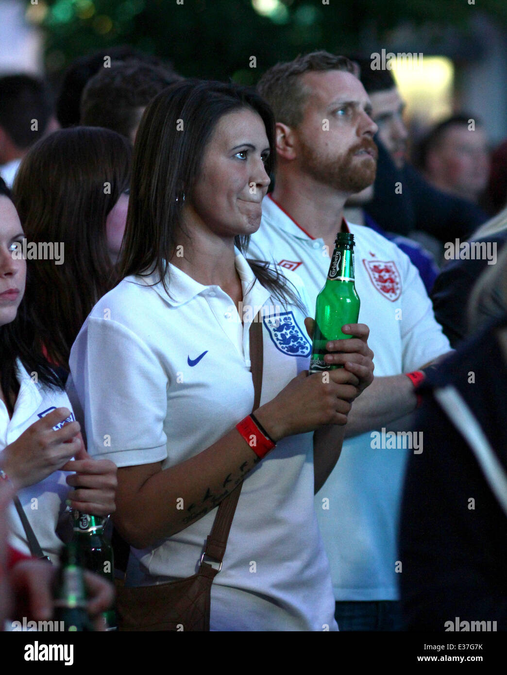 Female england fans hi-res stock photography and images - Alamy