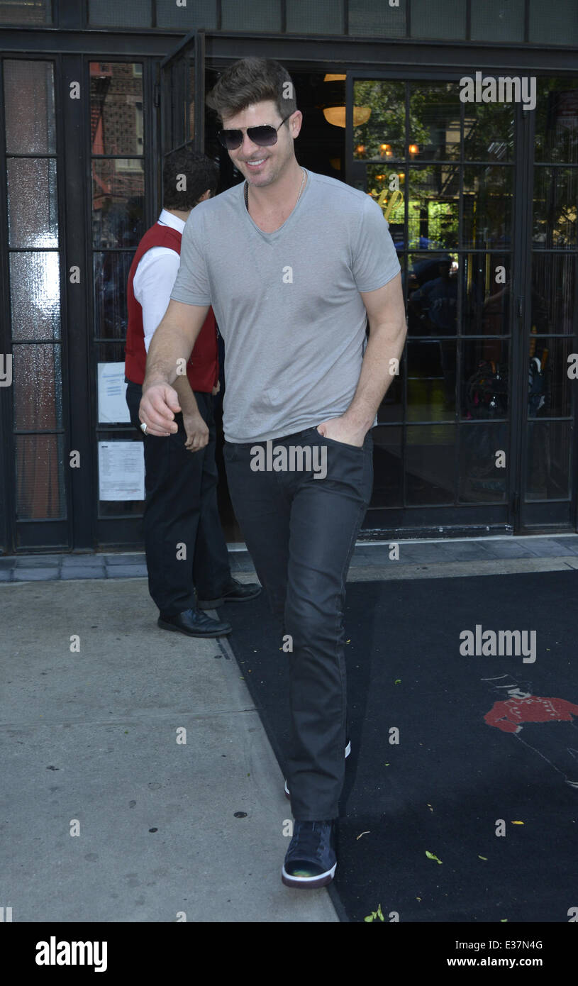 Robin Thicke leaving his Manhattan hotel Featuring: Robin Thicke Where ...