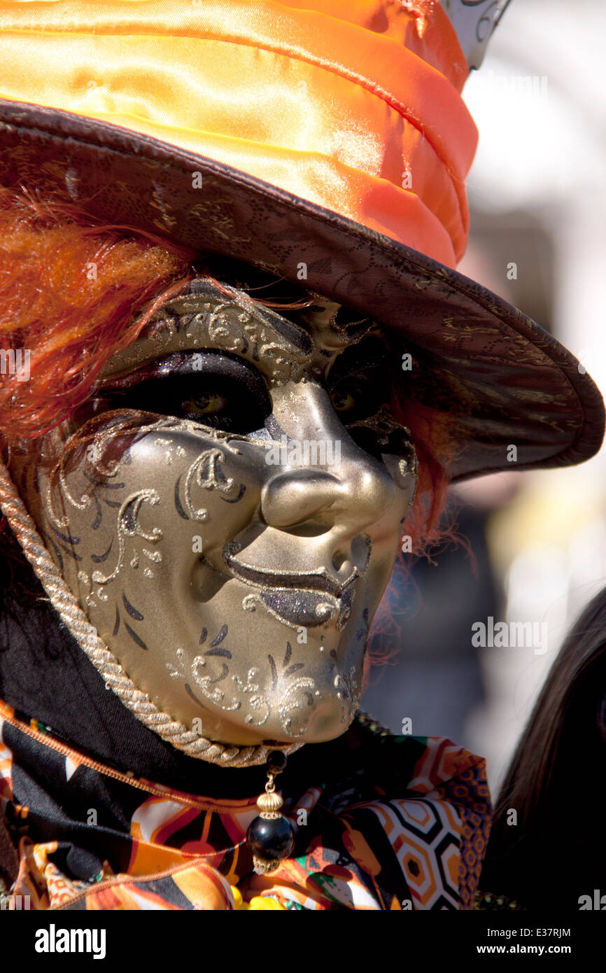 man in costume as the mad hatter out of Alice in wonderland Stock Photo ...