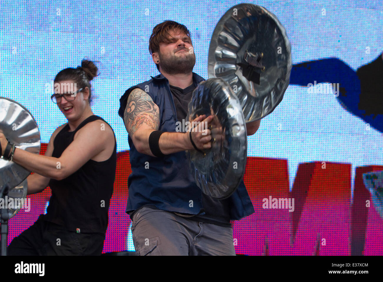 Stomp theatre hi-res stock photography and images - Alamy