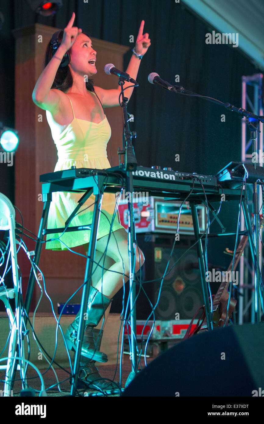 Youtube musician hi-res stock photography and images - Alamy