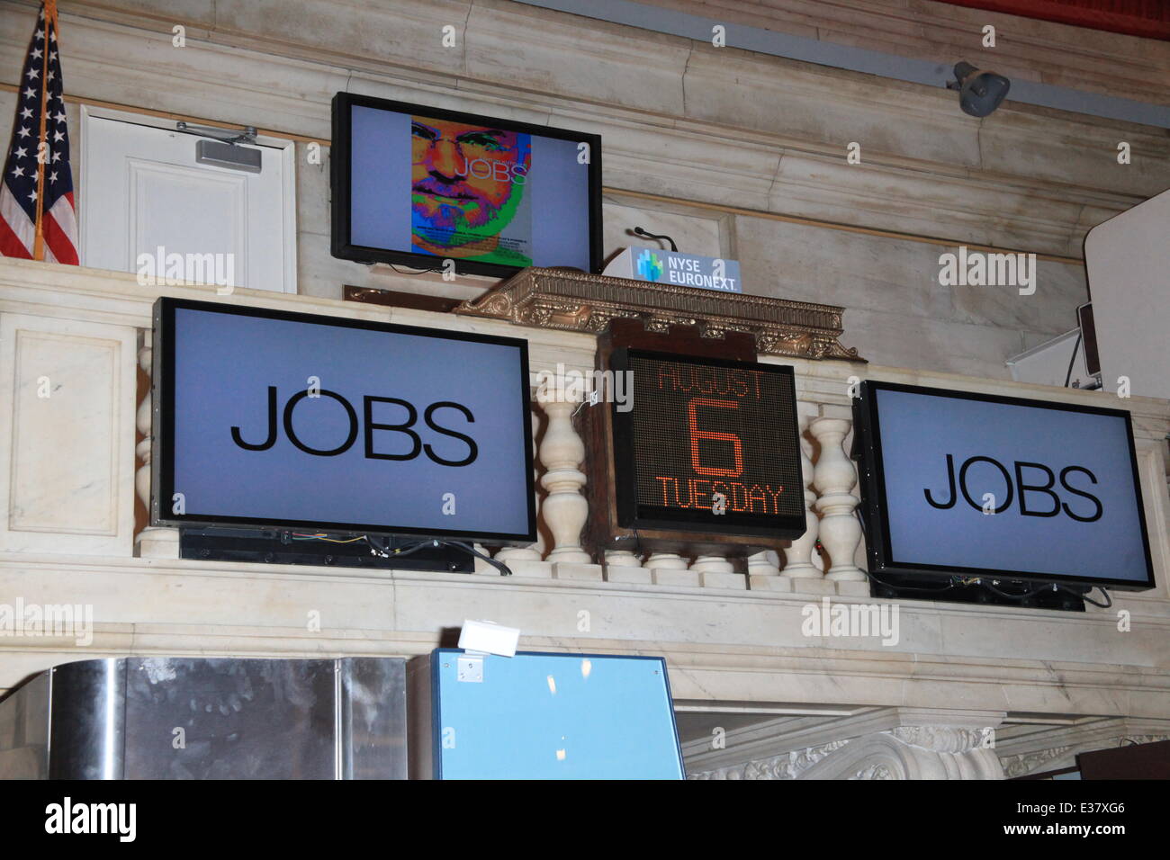 Rings new york stock exchange opening bell hi-res stock photography and ...