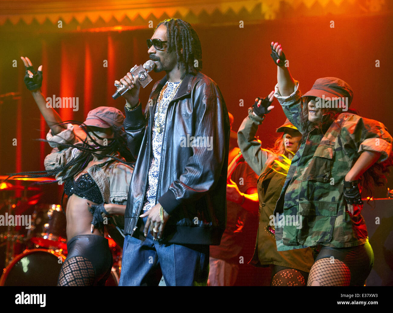 Snoop lion hi-res stock photography and images - Alamy