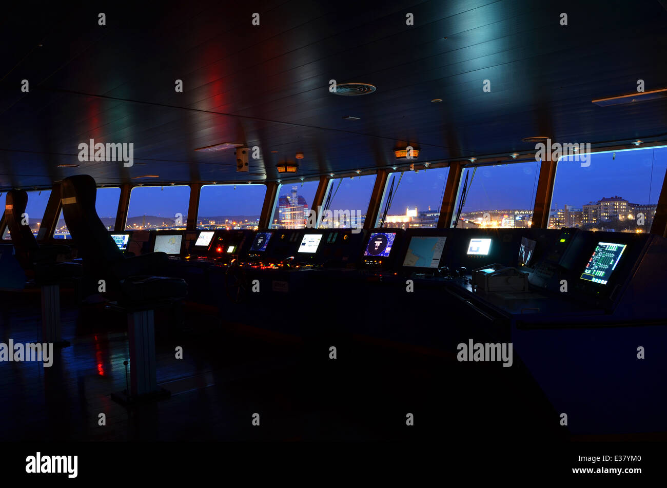 Ship bridge windows hi-res stock photography and images - Alamy
