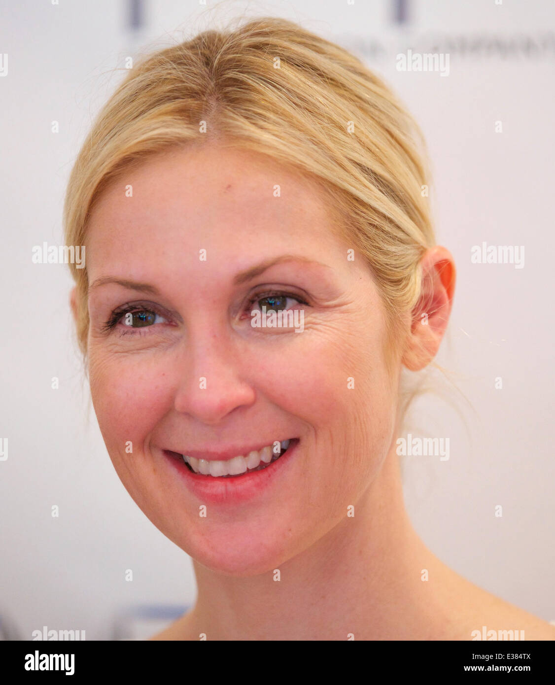'Gossip Girl' star Kelly Rutherford celebrates her Social Life magazine ...