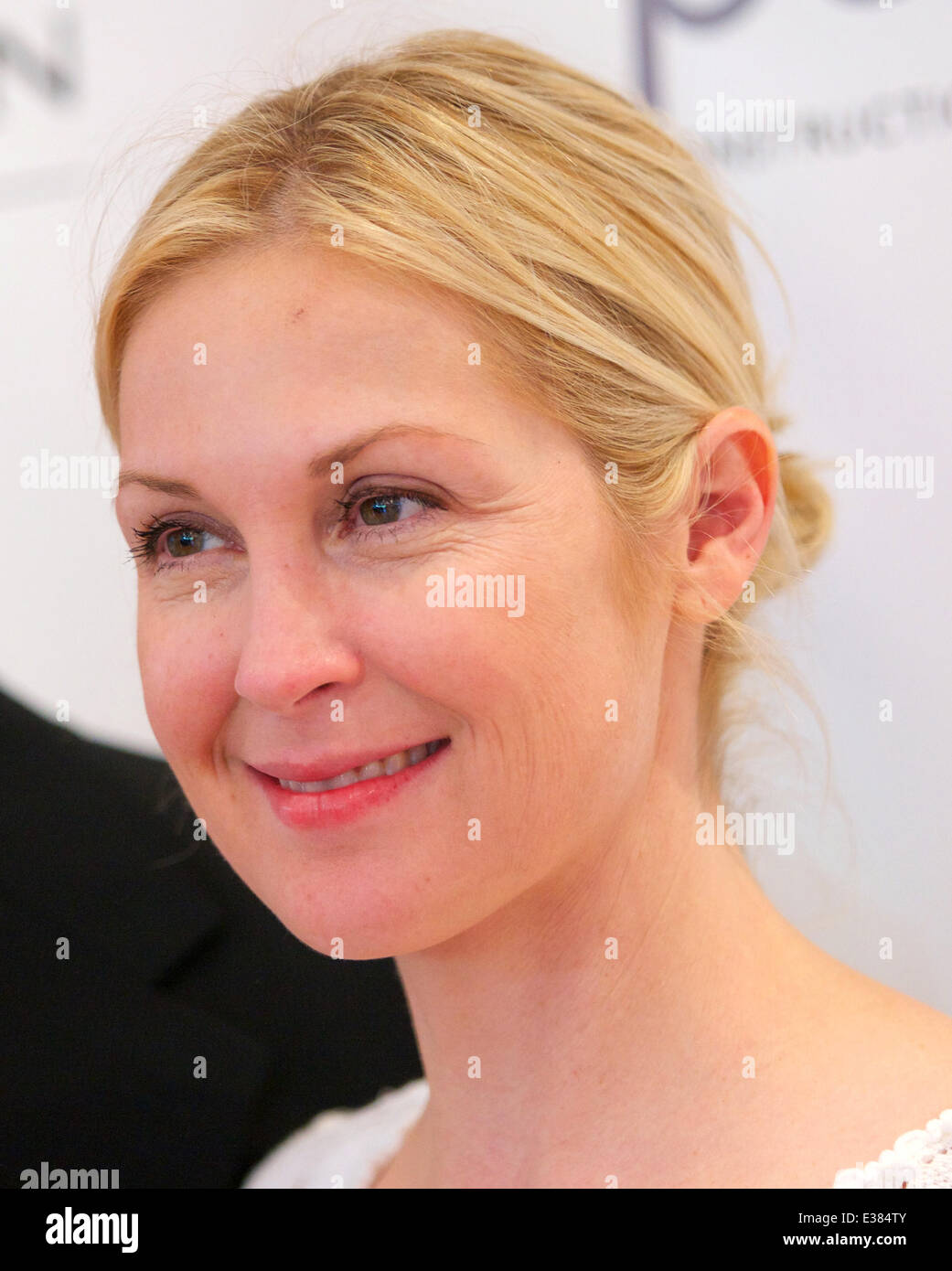 'Gossip Girl' star Kelly Rutherford celebrates her Social Life magazine ...