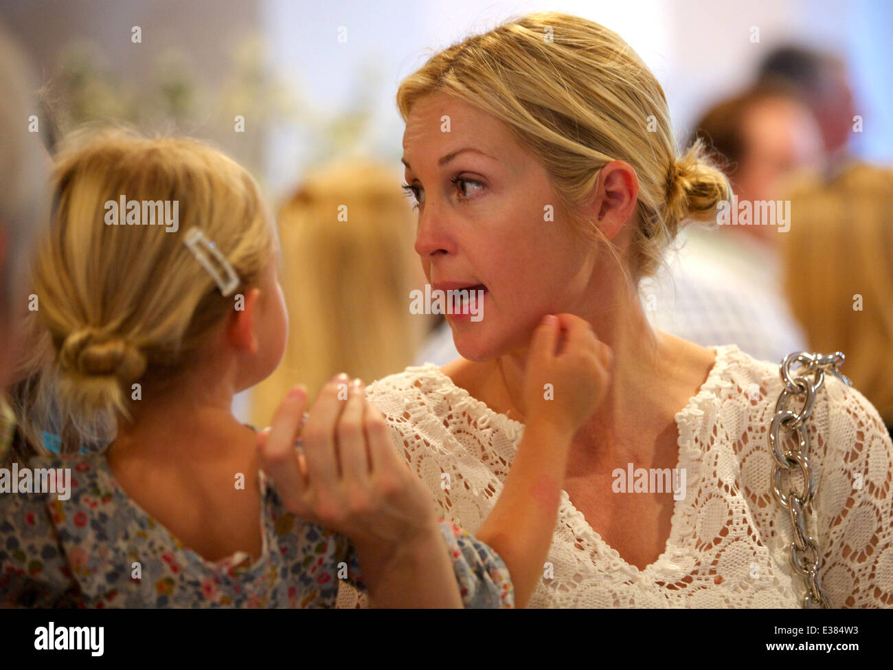 'Gossip Girl' star Kelly Rutherford celebrates her Social Life magazine ...