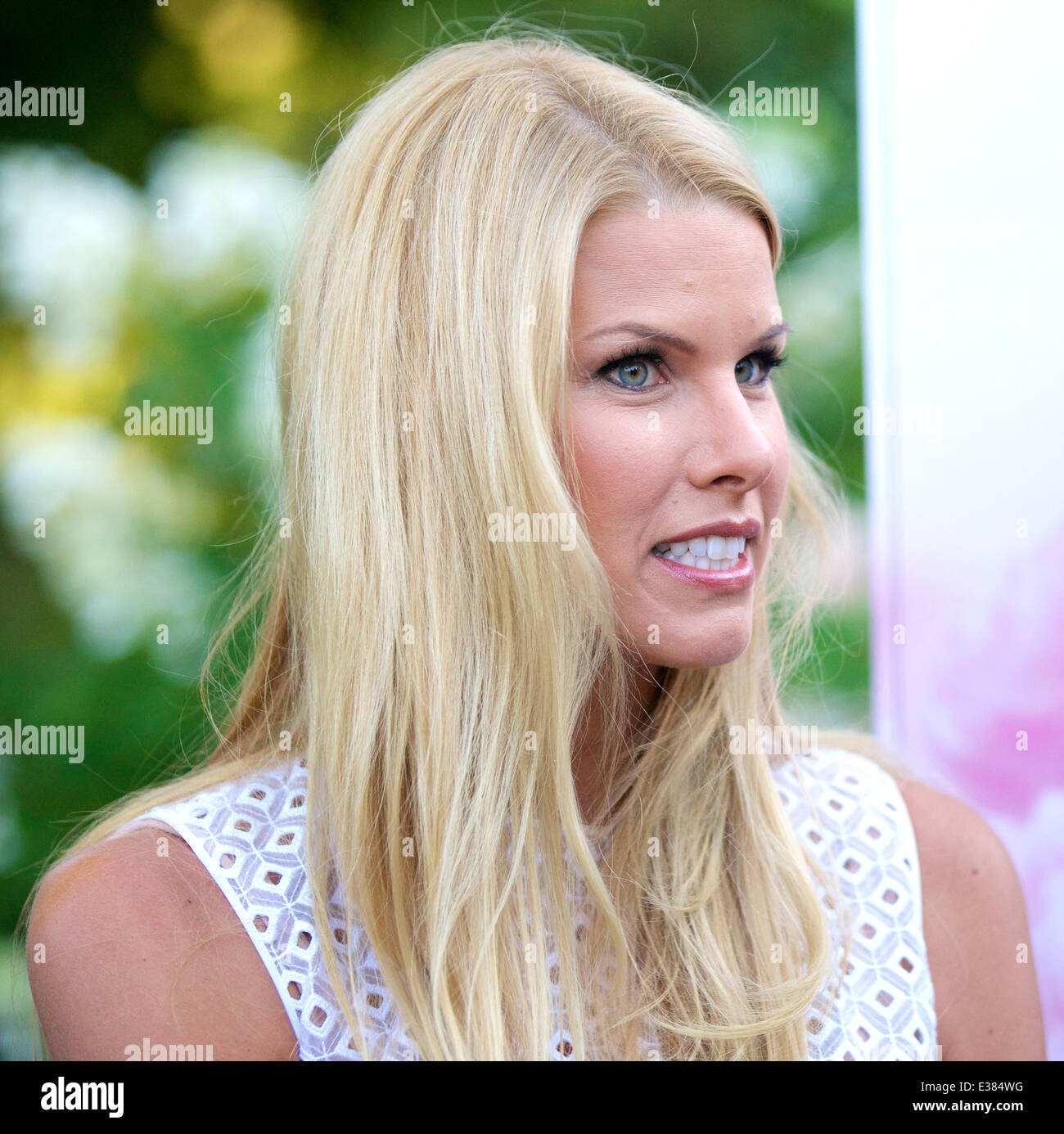 'Gossip Girl' star Kelly Rutherford celebrates her Social Life magazine ...