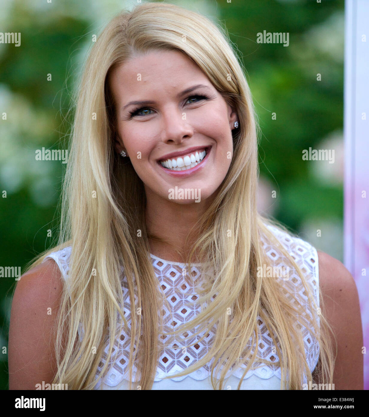 'Gossip Girl' star Kelly Rutherford celebrates her Social Life magazine ...