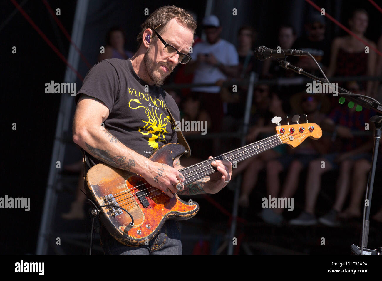 Bassist scott shriner hi-res stock photography and images - Alamy
