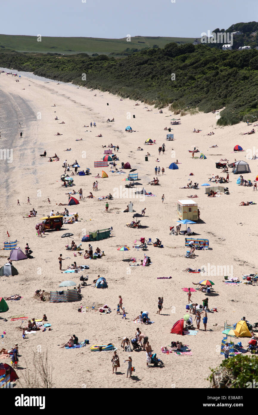 Hot weather crowds hi-res stock photography and images - Alamy