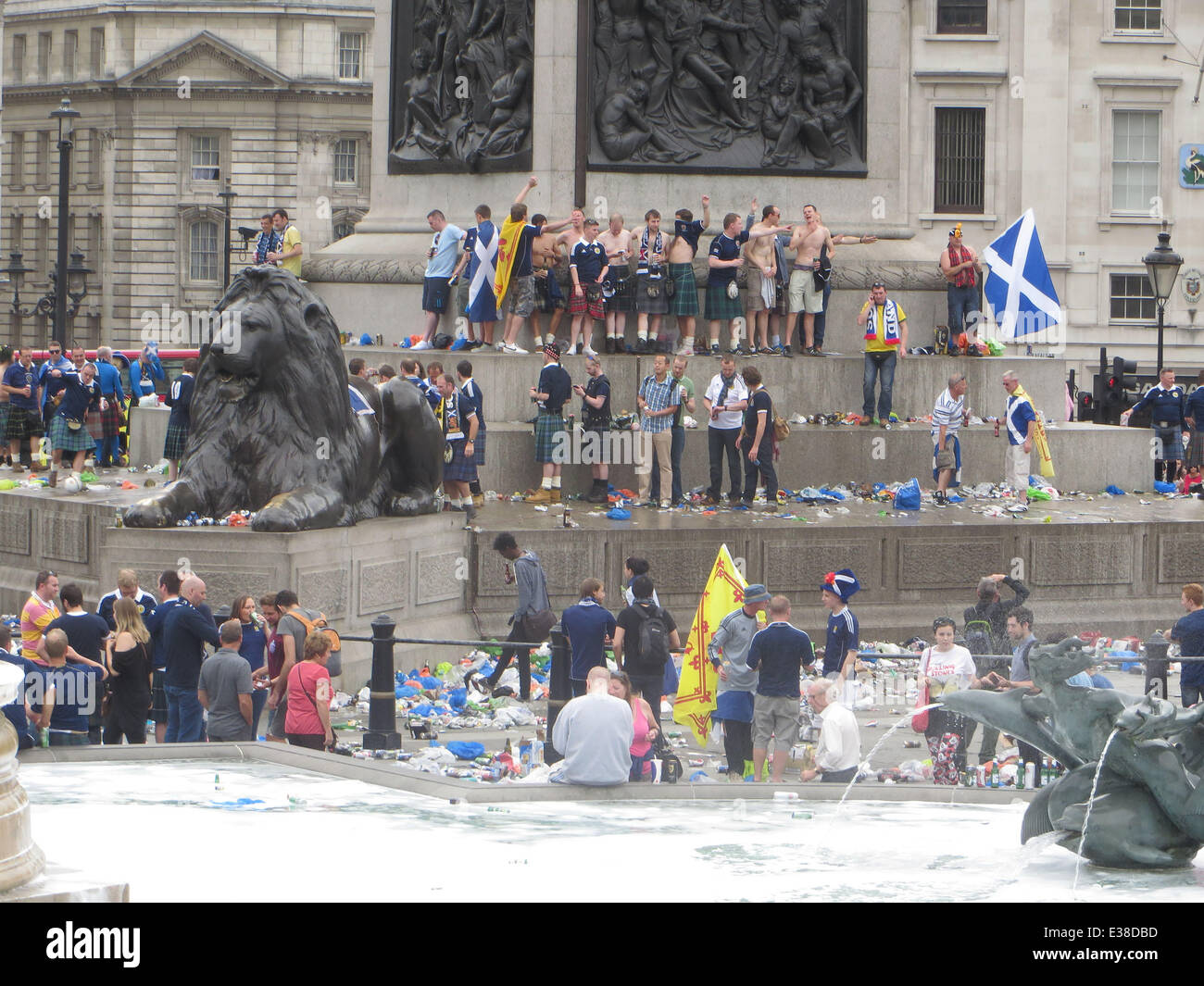 Tartan army trafalgar square hi-res stock photography and images - Alamy