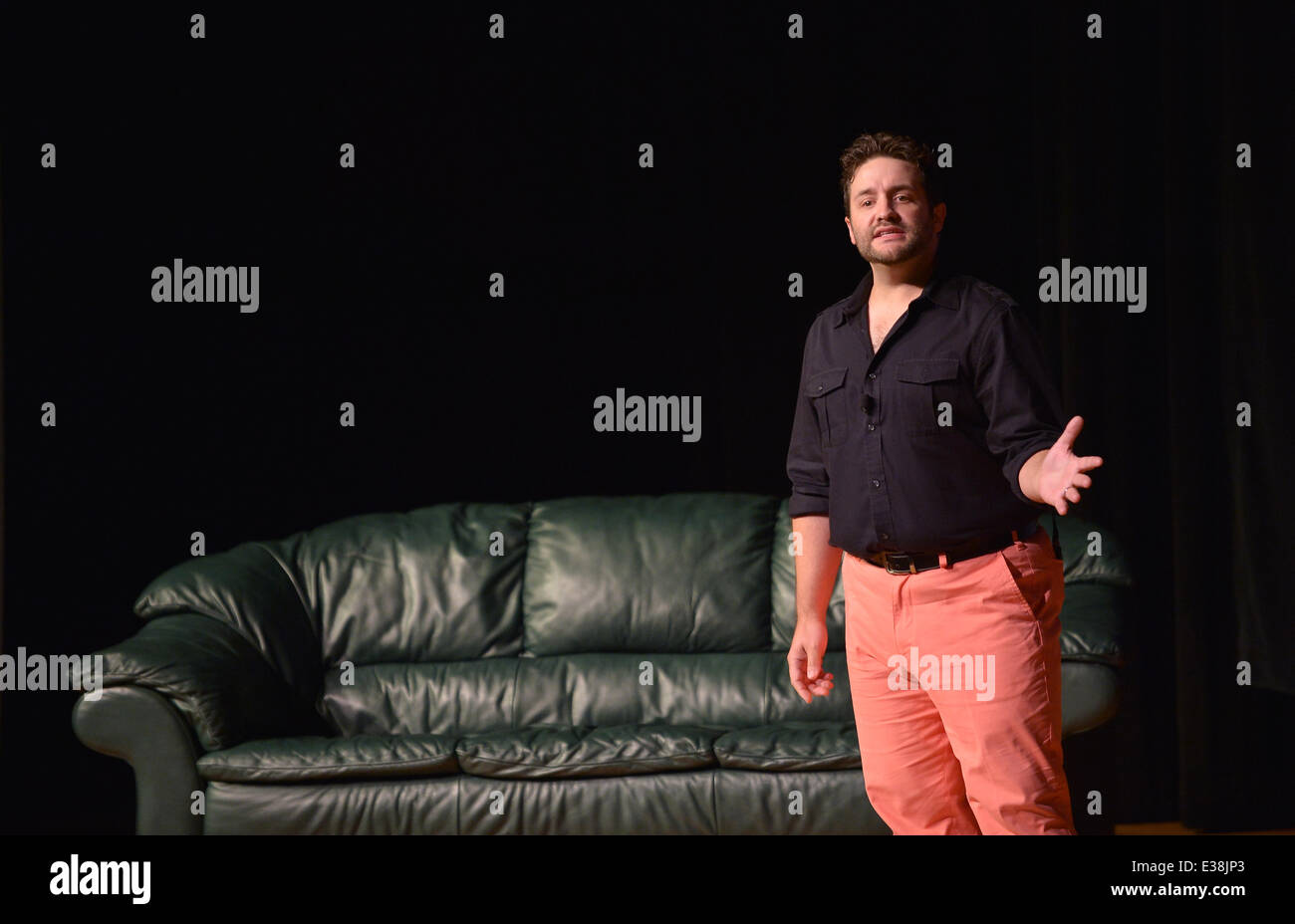 Peter Story performs 'Women Are From Mars and Men Are From Venus' live ...