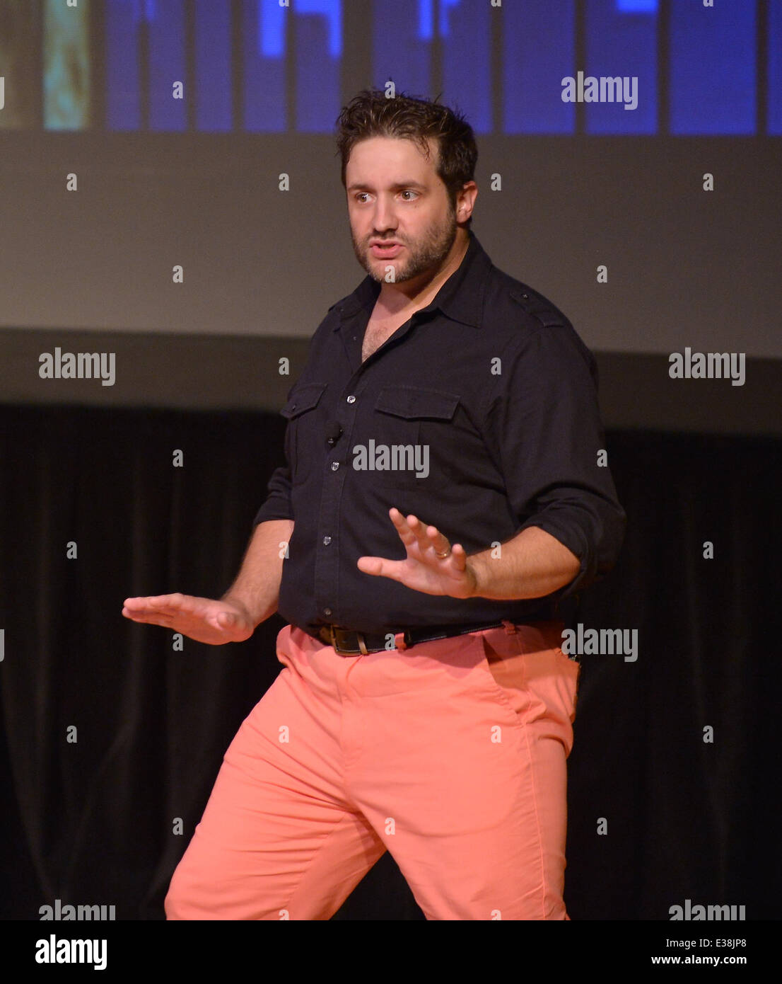 Peter Story performs 'Women Are From Mars and Men Are From Venus' live ...