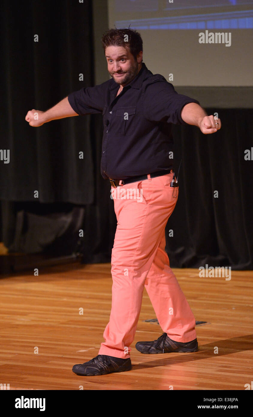 Peter Story performs 'Women Are From Mars and Men Are From Venus' live ...