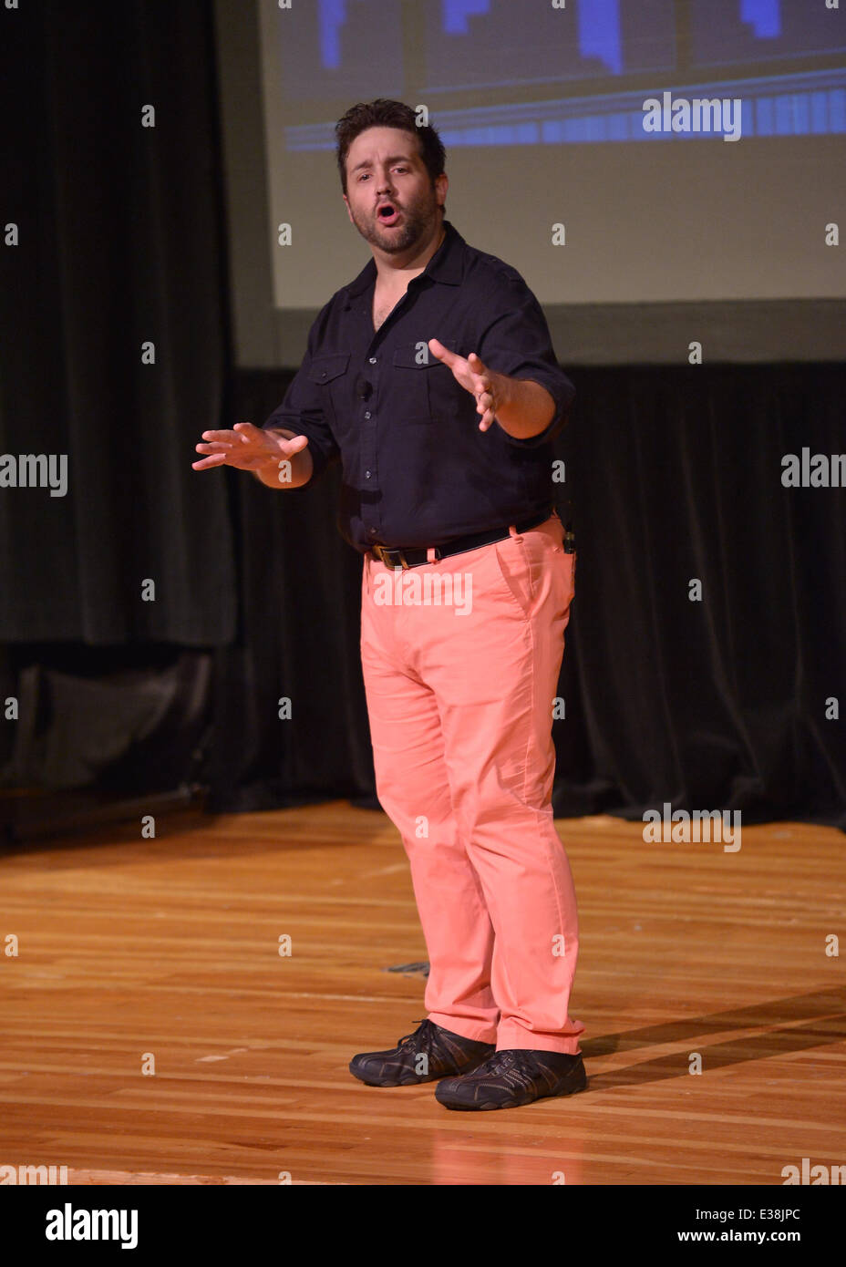 Peter Story performs 'Women Are From Mars and Men Are From Venus' live ...