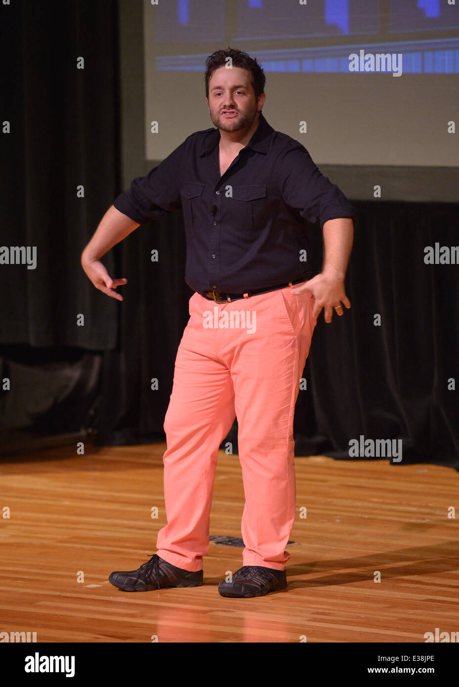 Peter Story performs 'Women Are From Mars and Men Are From Venus' live ...