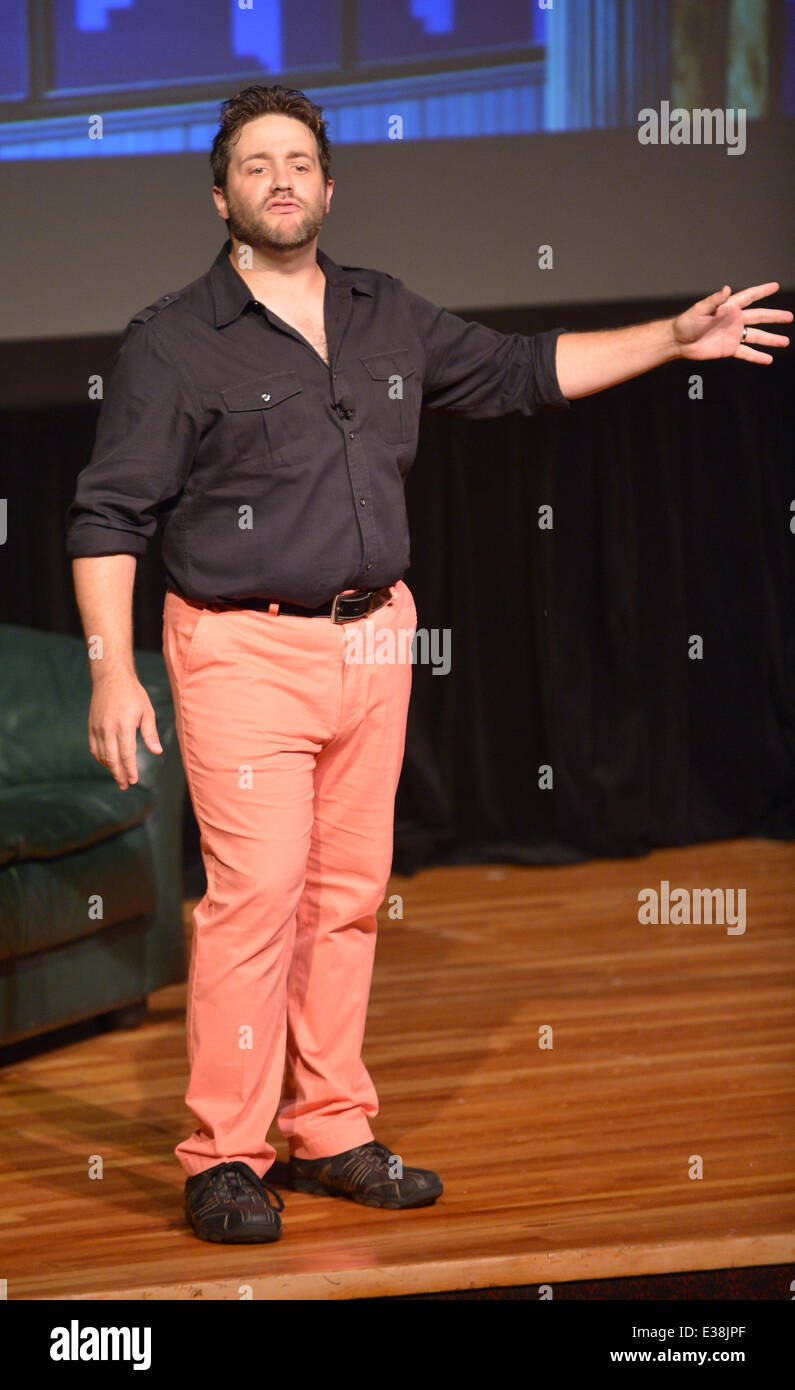 Peter Story performs 'Women Are From Mars and Men Are From Venus' live ...