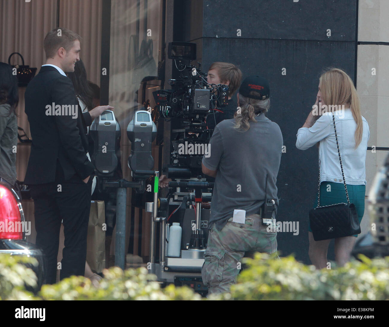 Robert Pattinson shares a laugh on set with Julianne Moore and Mia ...