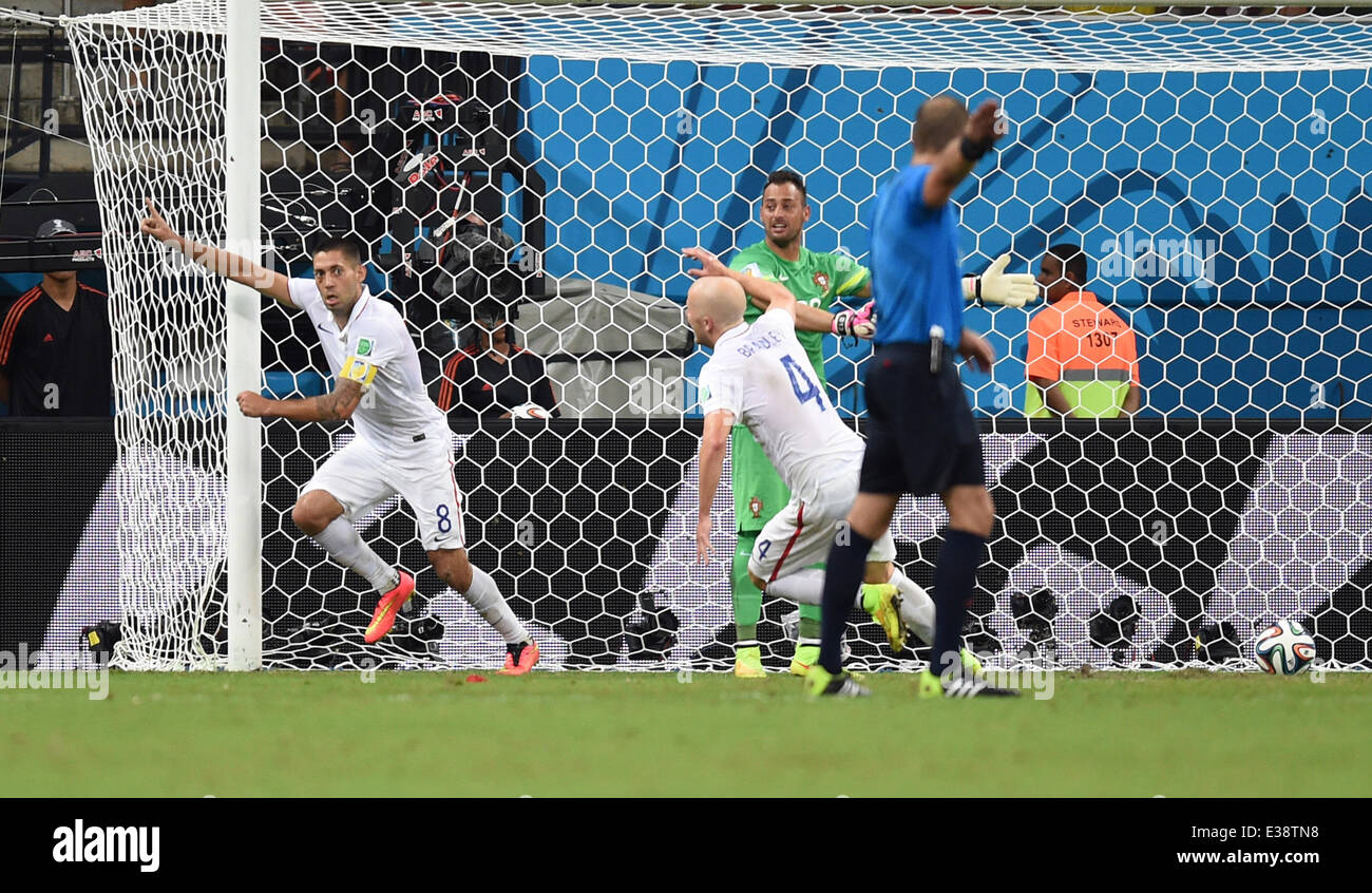 2014 fifa world cup dempsey goal hi-res stock photography and images ...