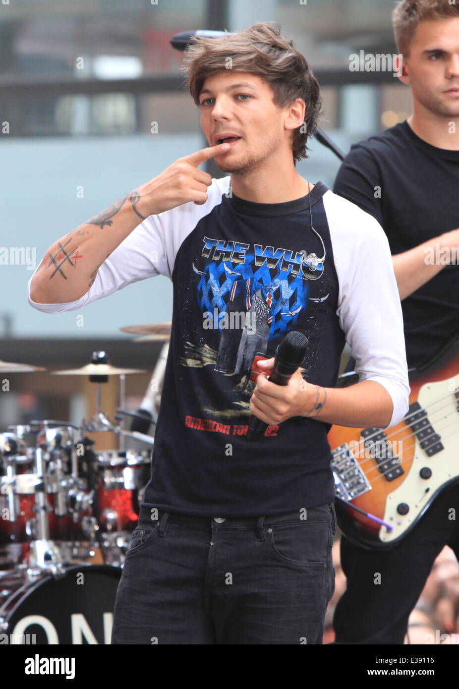 One Direction perform on the 'Today' show as part of their NBC Toyota ...