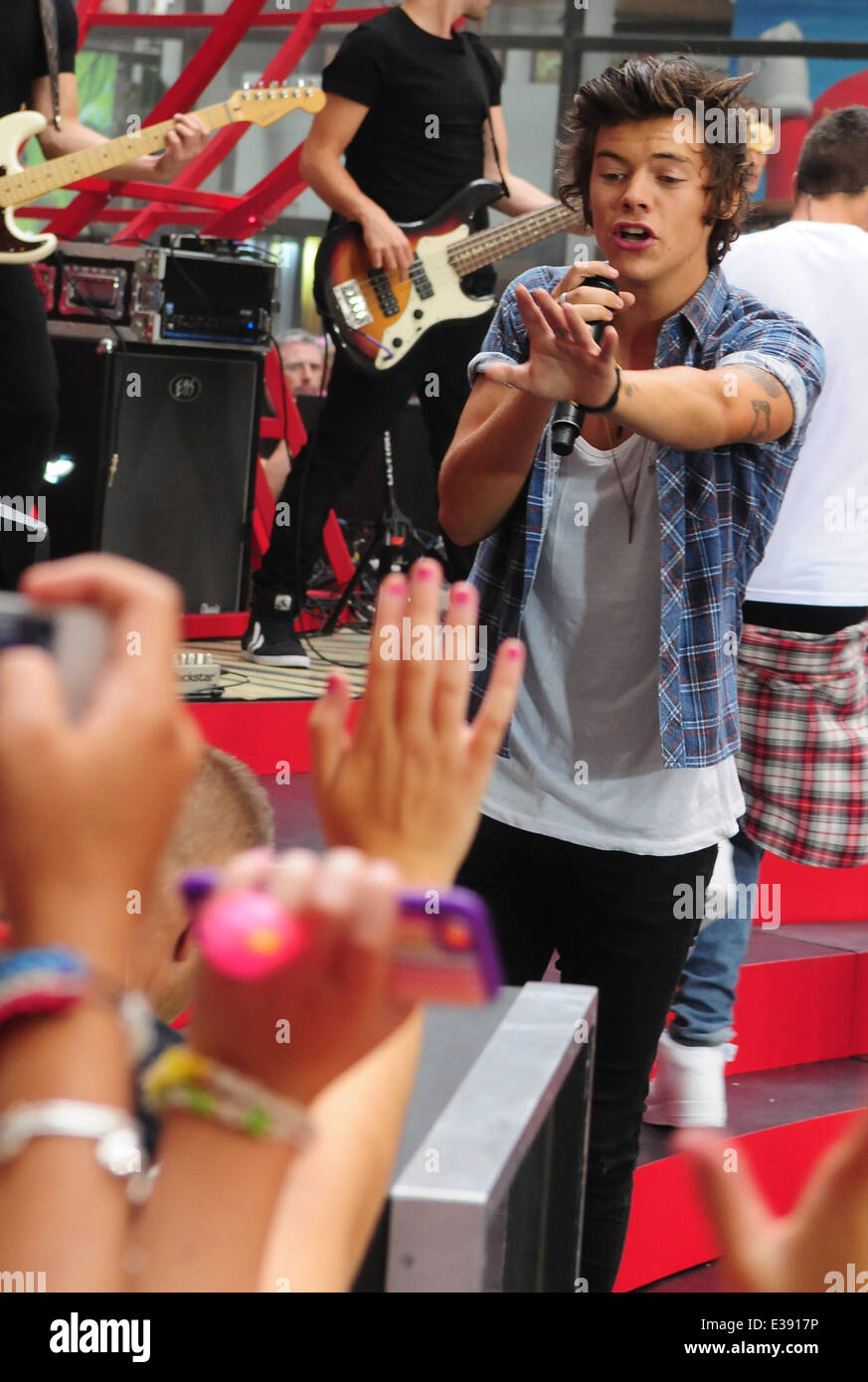 One Direction perform on the 'Today' show as part of their NBC Toyota ...