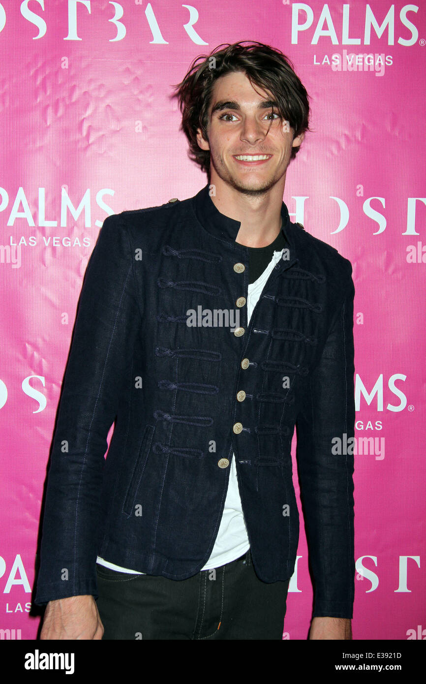 Breaking Bad Star R.J.Mitte Celebrates His 21st Birthday At Ghostbar ...