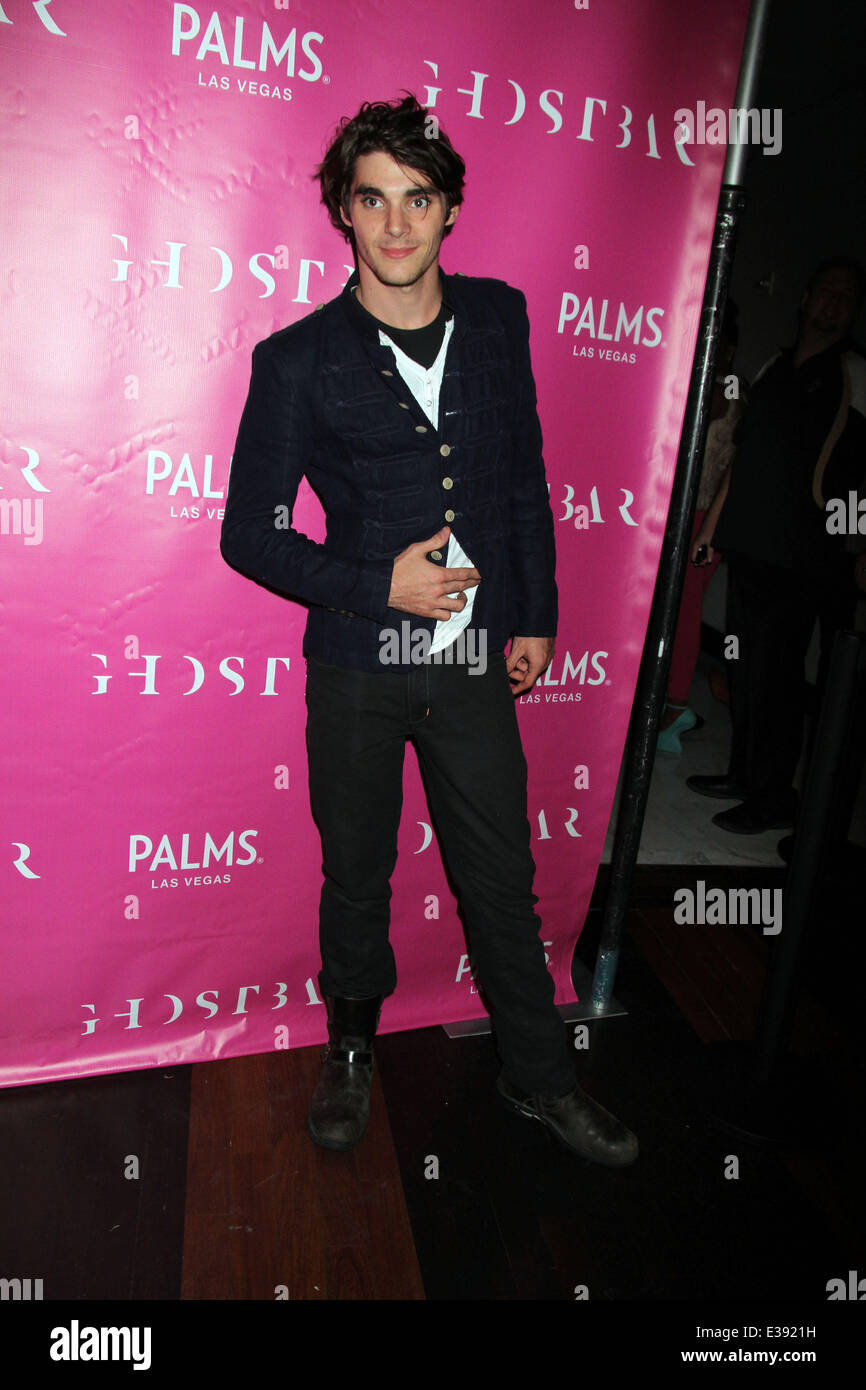 Breaking Bad Star R.J.Mitte Celebrates His 21st Birthday At Ghostbar ...