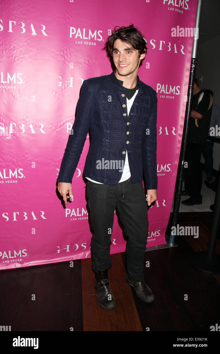 Breaking Bad Star R.J.Mitte Celebrates His 21st Birthday At Ghostbar ...