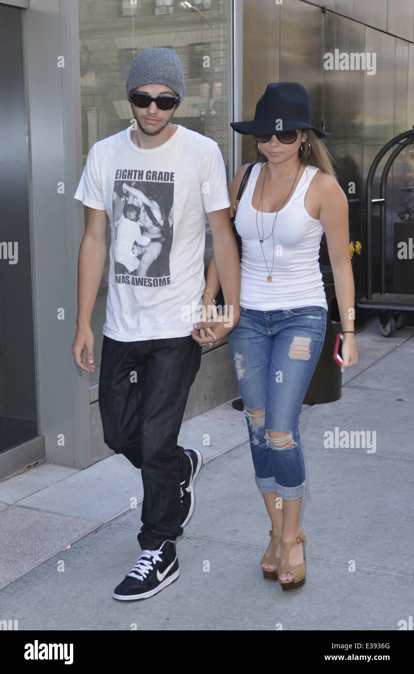 'Modern Family' actress Sarah Hyland and boyfriend Matt Prokop walking ...