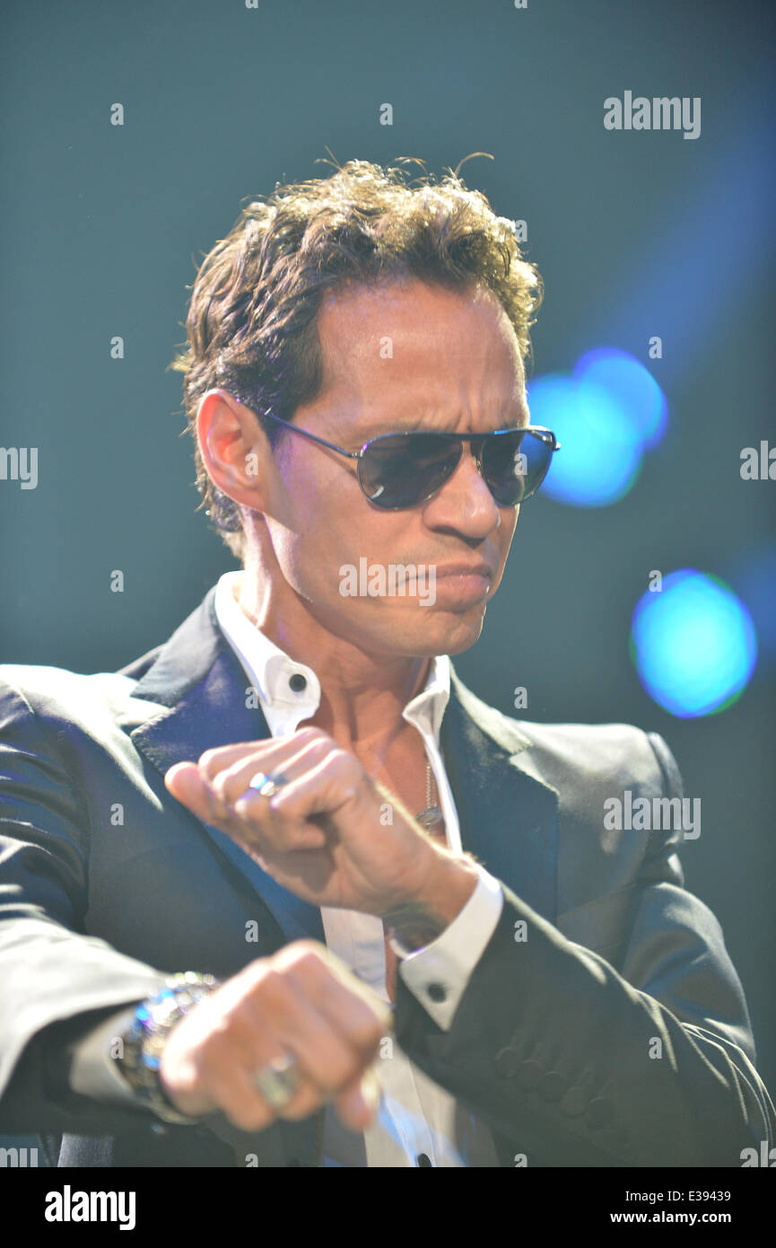 Marc Anthony "Vivir Mi Vida" Tour At The American Airlines Arena ...