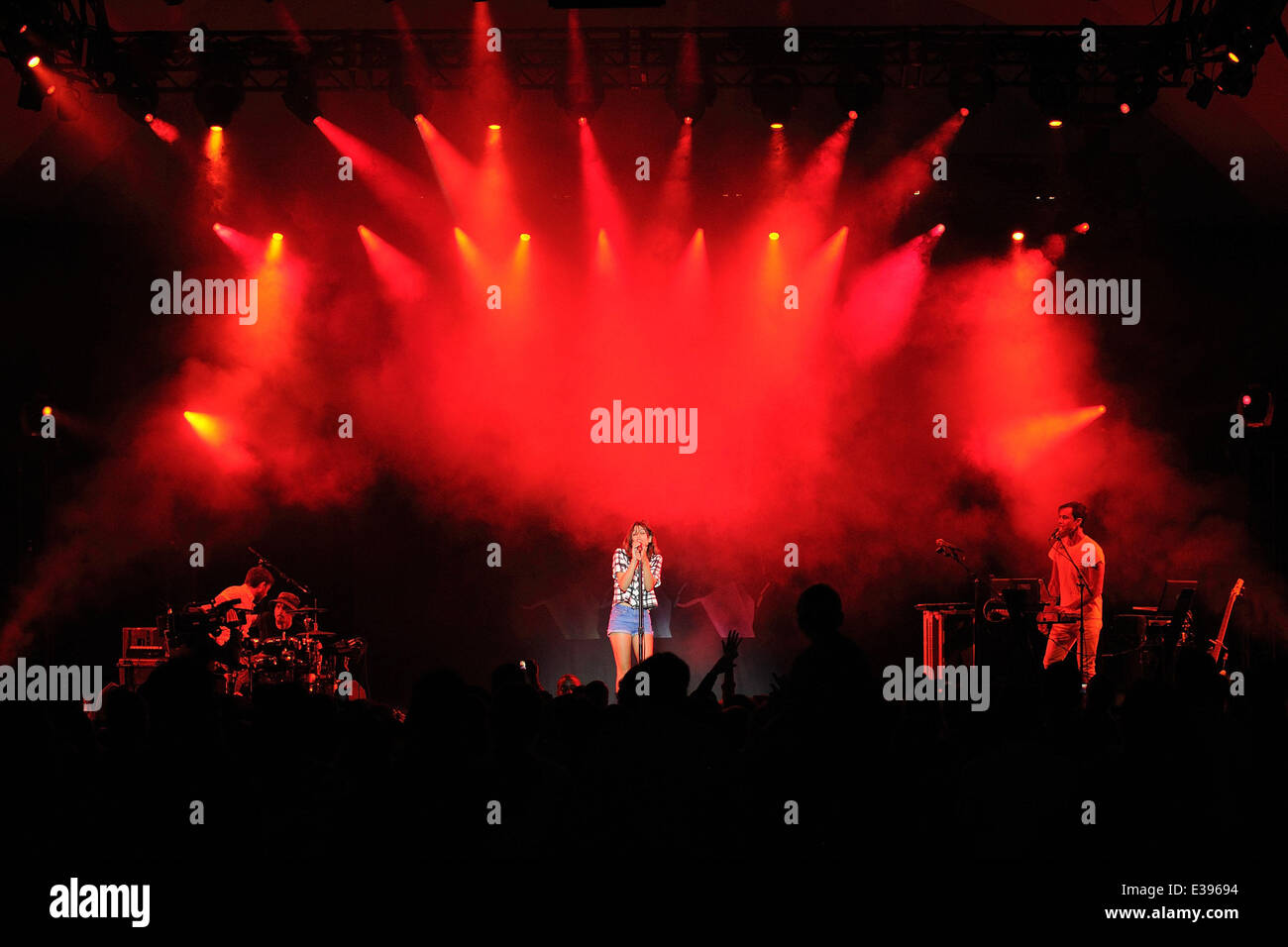 Performance by dragonette hi-res stock photography and images - Alamy