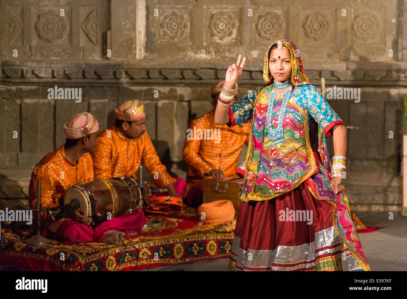 Traditional folk dancing at Bagore Ki Haveli Stock Photo - Alamy