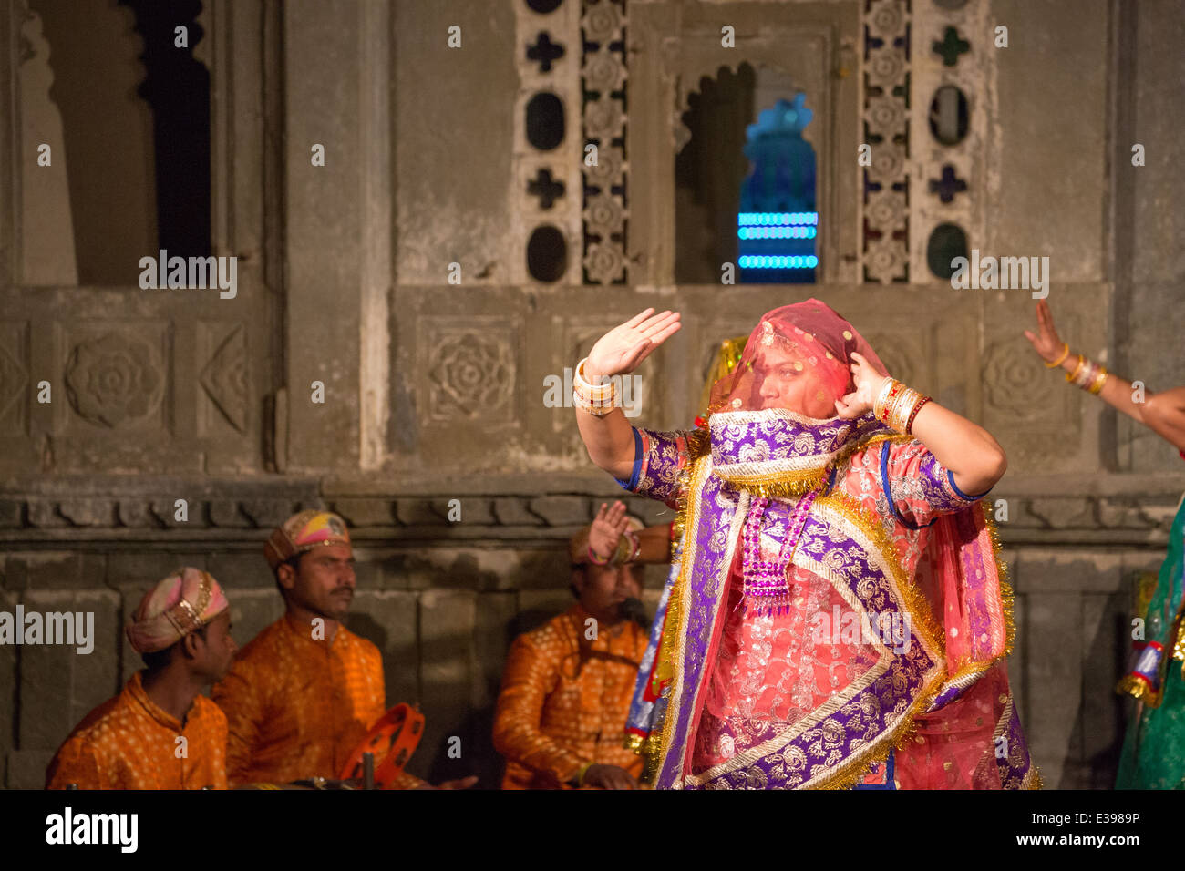 Traditional folk dancing at Bagore Ki Haveli Stock Photo - Alamy