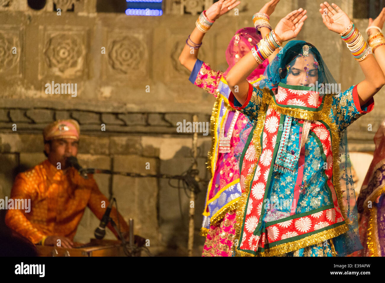 Traditional folk dancing at Bagore Ki Haveli Stock Photo - Alamy