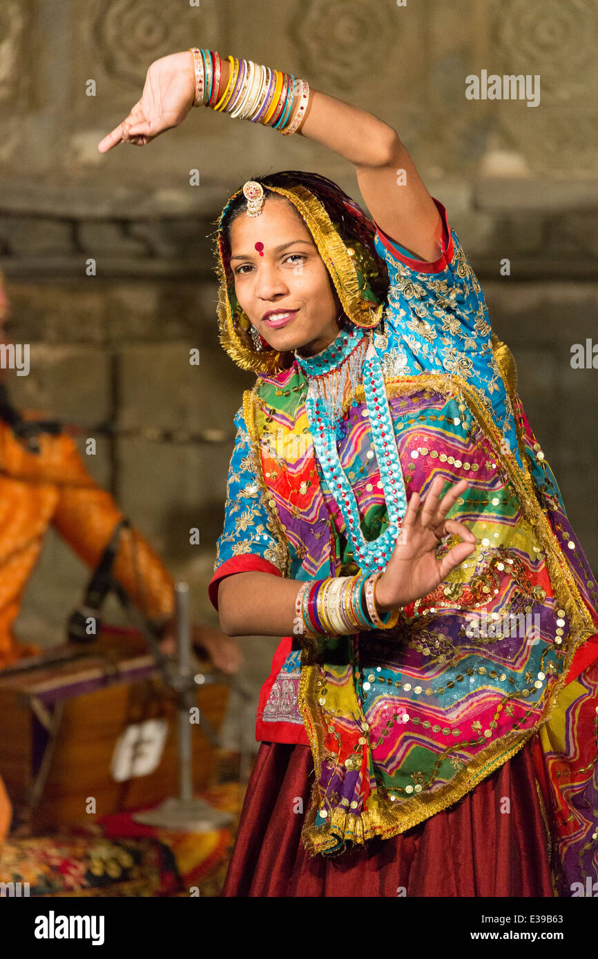 Traditional folk dancing at Bagore Ki Haveli Stock Photo - Alamy