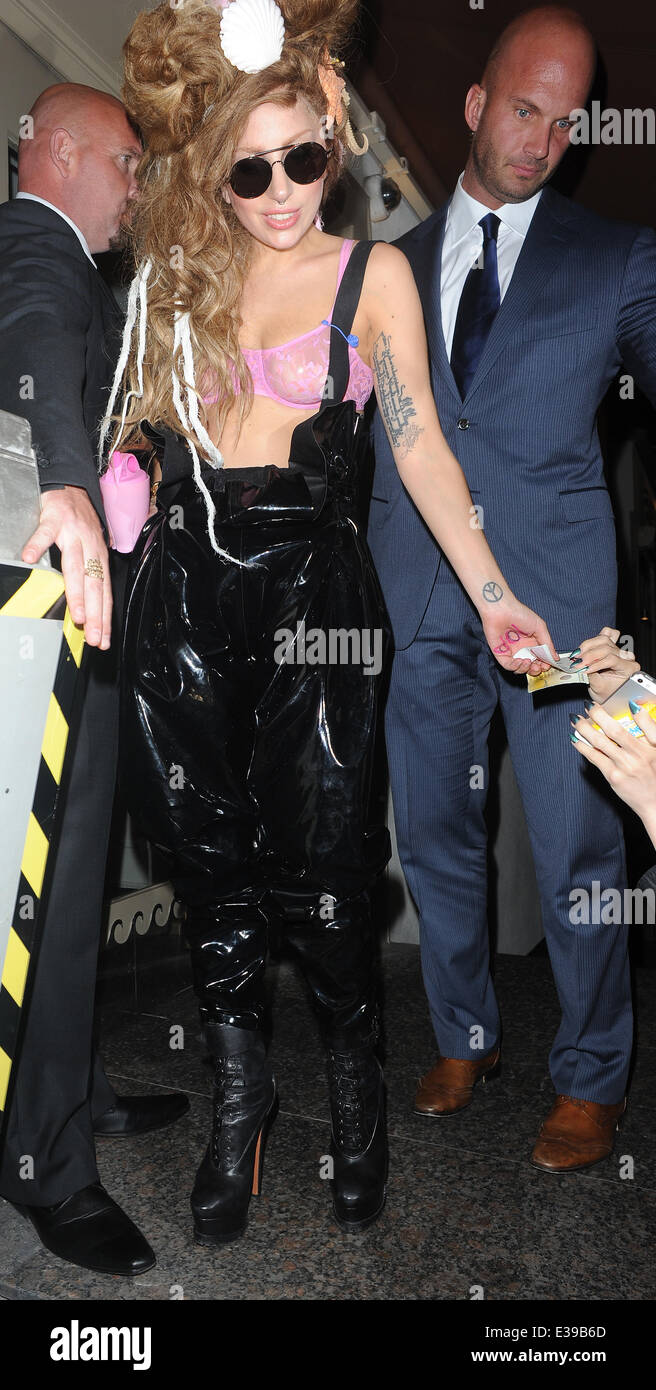 Lady Gaga eating out late as she arrives at about 10pm at The SeaShell ...