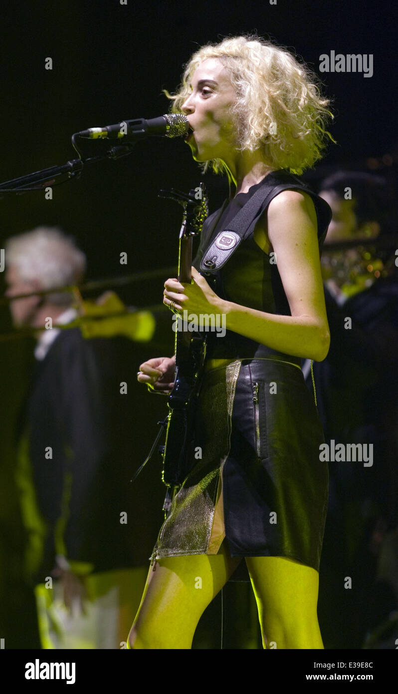 David Byrne and St Vincent perform during a headlining gig at Glasgow ...